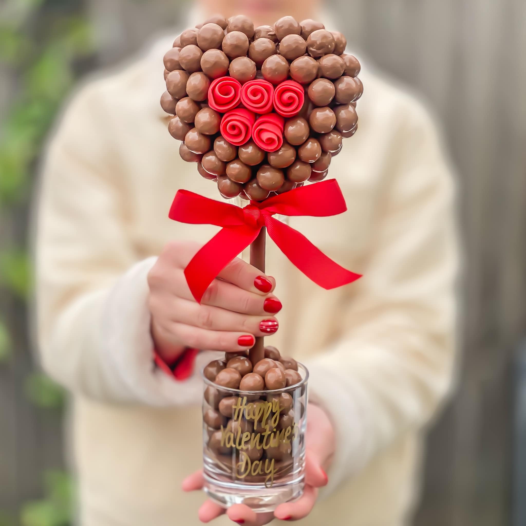 Malteser® Heart Tree with Red Roses – Chocolised