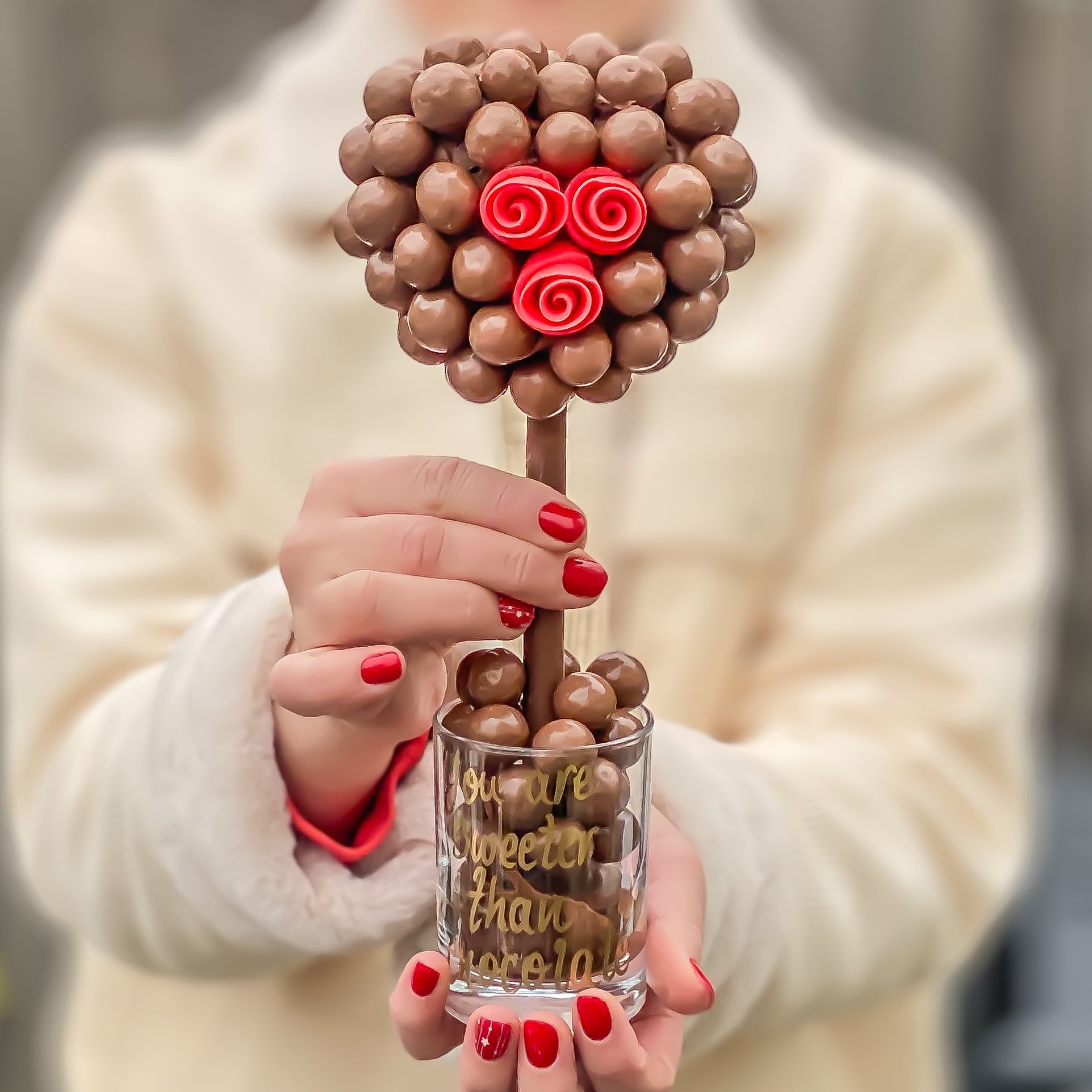 Malteser® Heart Tree with Red Roses – Chocolised